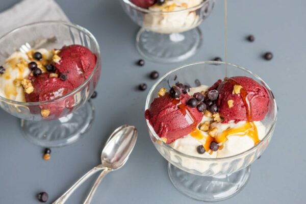 Glace au Thermomix banane et fruits rouges • Yummix